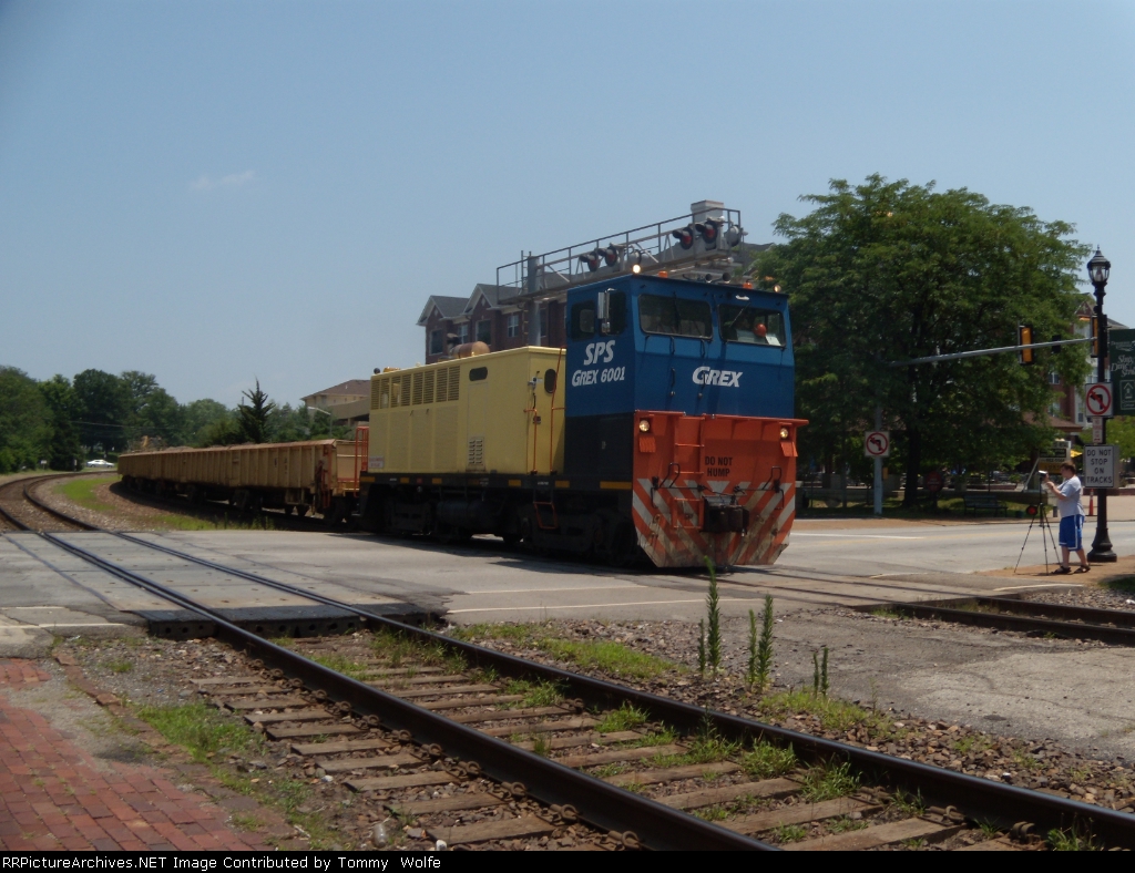 SPS Grex 6001 Leads a landscaping train westbound